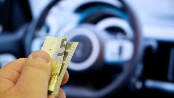 Сильно пьяный водитель предложил полицейским взятку в размере 2000 евро