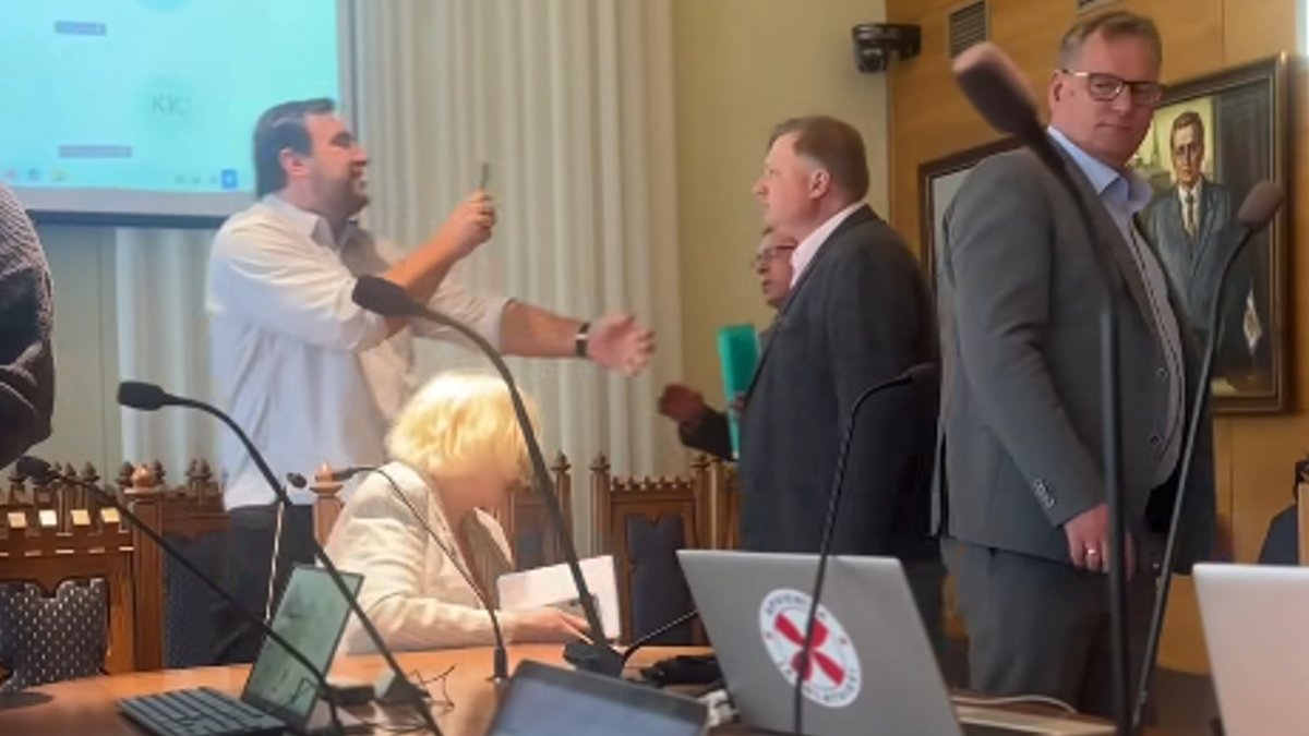 Video: Rīgas domes komitejas sēdē sakaujas deputāti (plkst. 16.40)