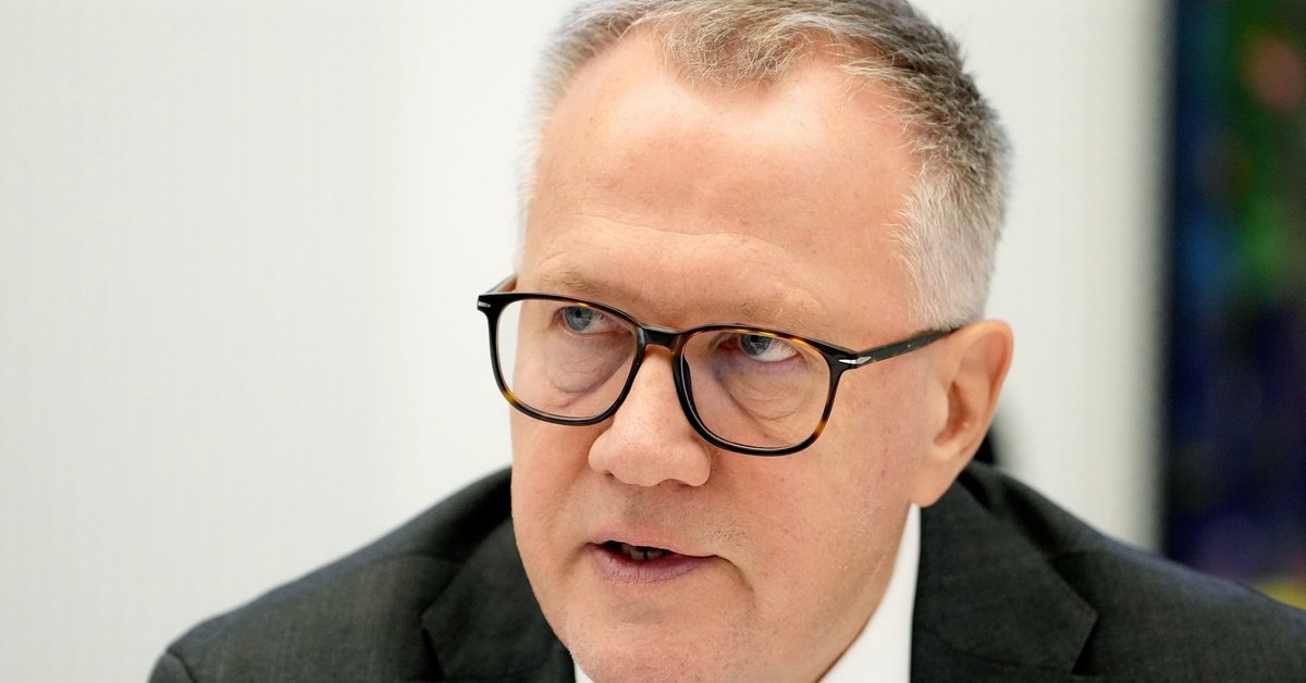 AM ļoti rūpīgi jāvērtē iecere par nepilnu miljonu iegādāties zobenus ...