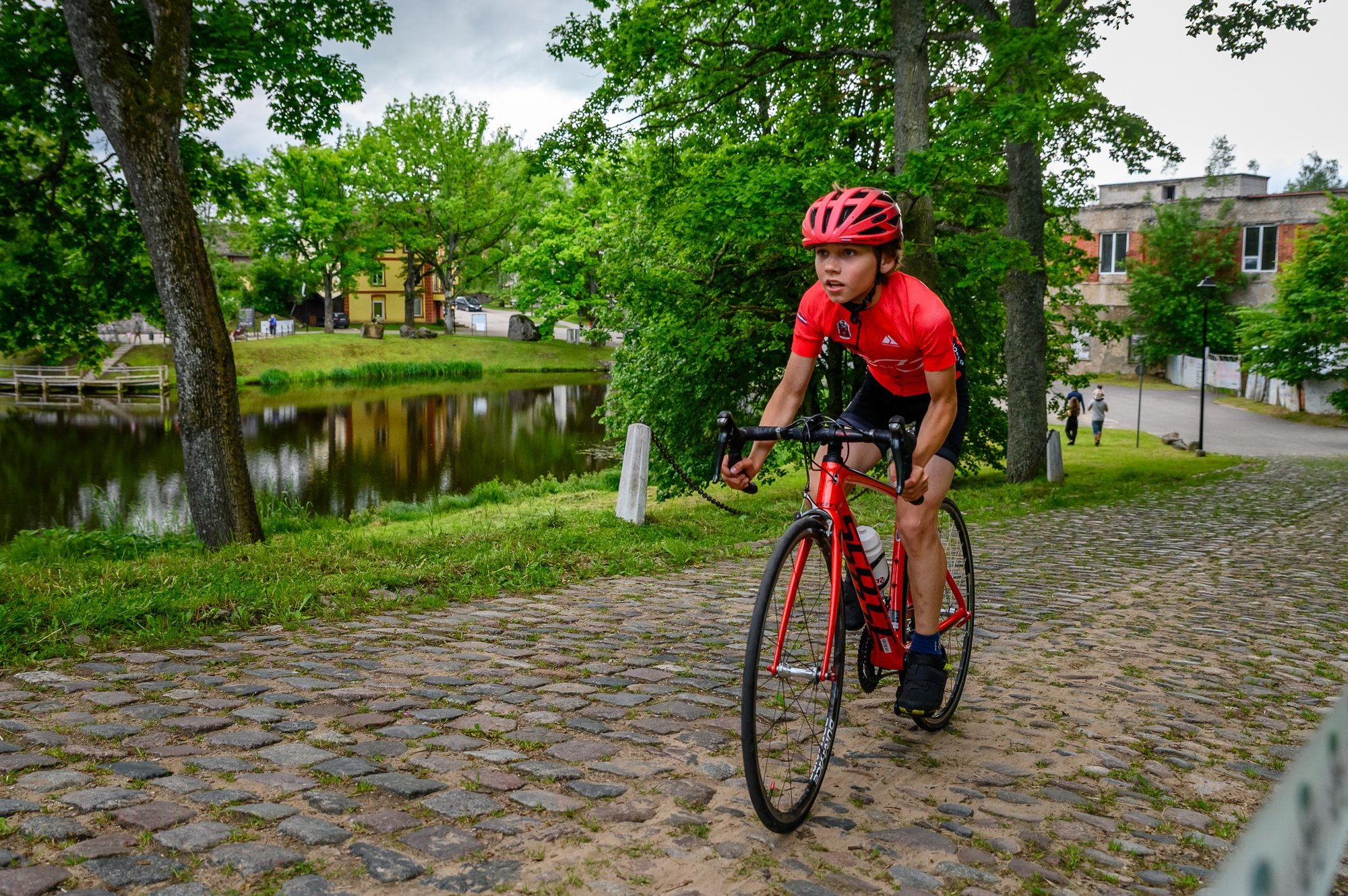 Foto: Vairāk nekā 400 dalībnieku tiecas pretī finišam slavenajā bruģa kalnā