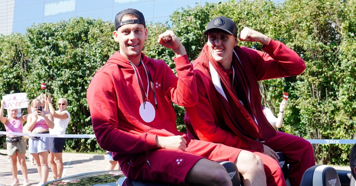 Foto: "Koka medaļu" izcīnījušie 3x3 basketbolisti svinīgi sagaidīti no ...