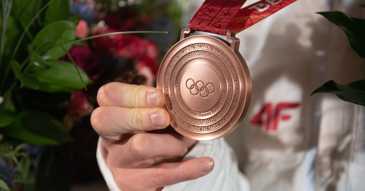 Medaļa, lineāls, nauda un... cilpa ap kaklu