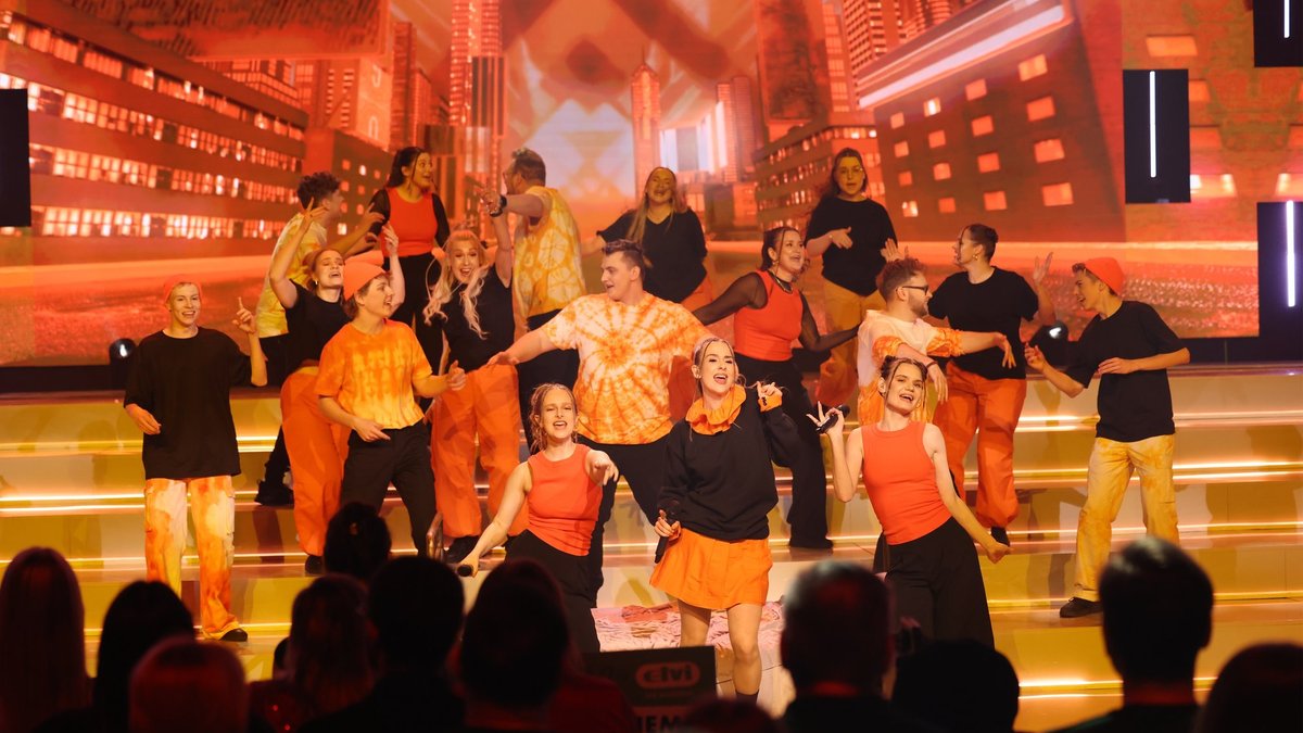 Pirmie šovu "Koru kari" pamet Rēzeknes oranžais koris un Diona Liepiņa