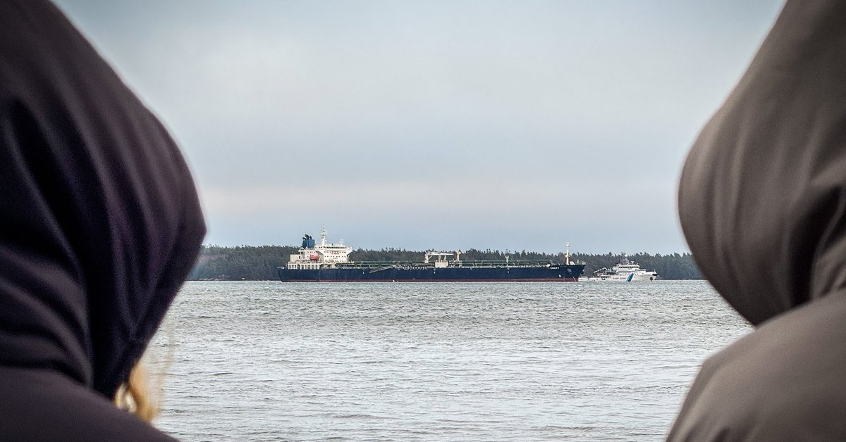 Somija atstāj spēkā arestu krievu "ēnu flotes" tankkuģim