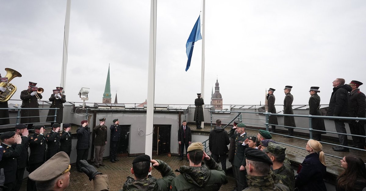 Foto: Latvijas dalībai NATO – 20. Rīgas pils tornī uzplīv alianses karogs