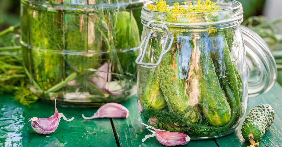 Kādas garšvielas un garšaugus likt marinētu gurķu burkās
