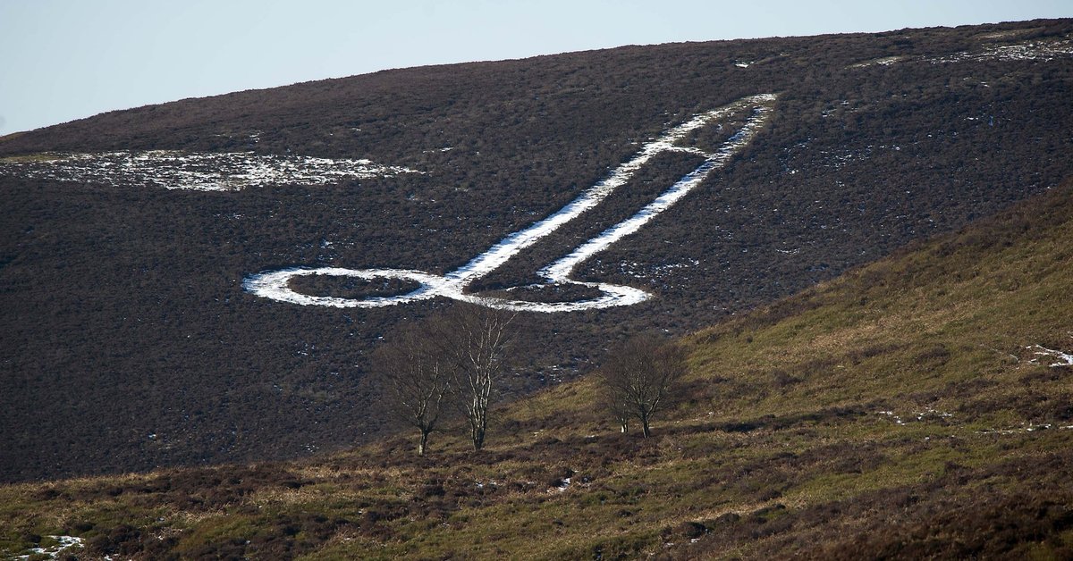 Foto: Kalnā virs Velsas paceļas gigantisks daikts