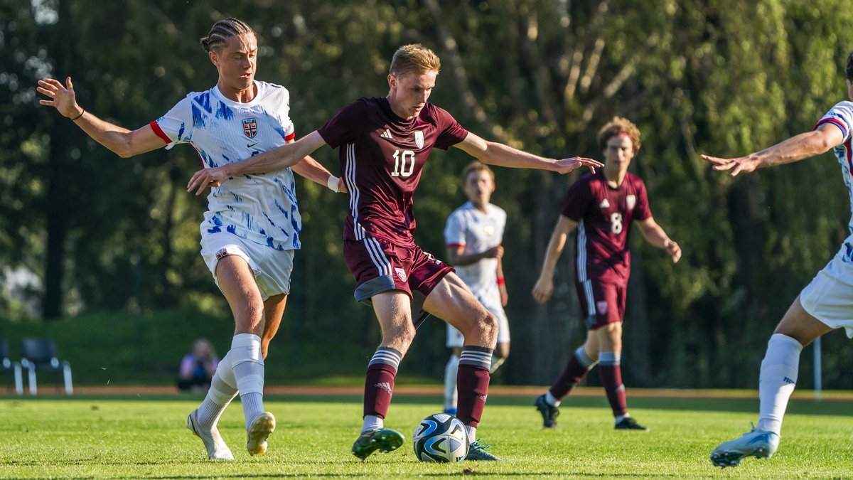 Latvijas U-21 futbolisti izbraukumā atņem punktus favorītiem