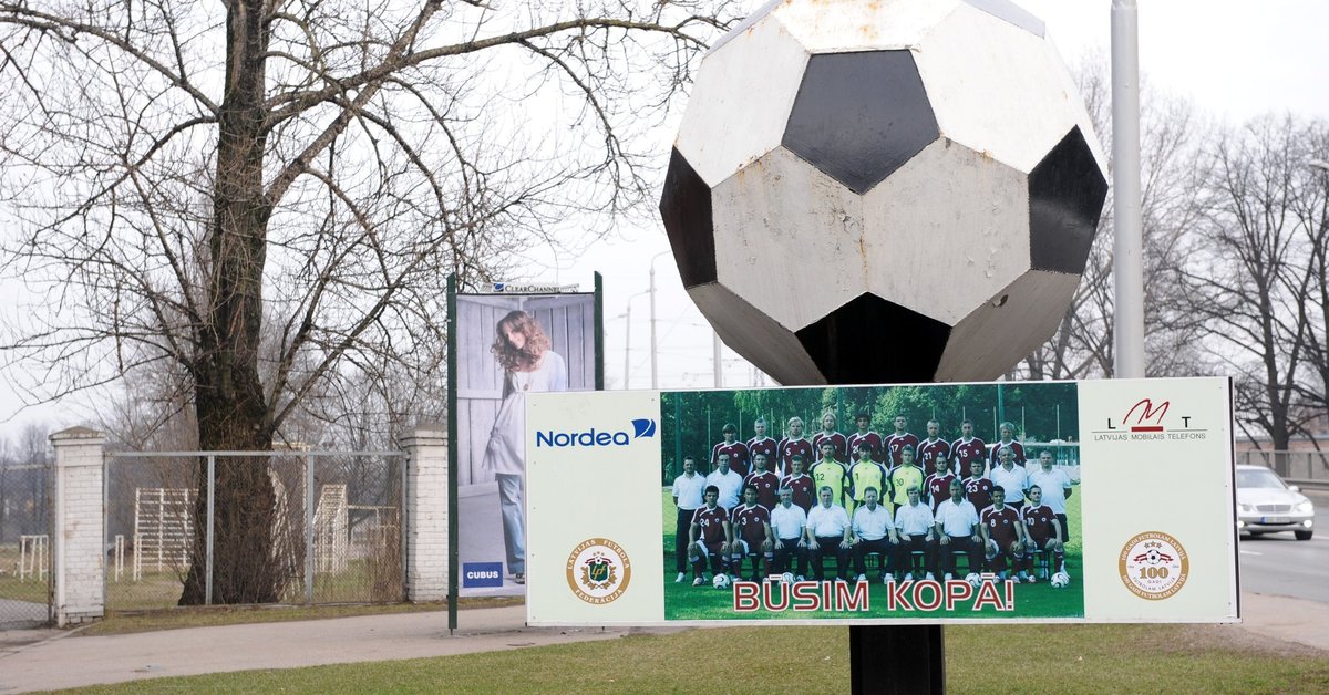 Kā 'bomzis' tilta pakājē... Kādas futbola bumbas skumjais stāsts