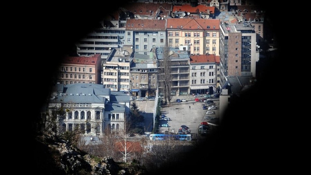Vai aplenkto Sarajevu apšaudīja snaiperi-tūristi? Itālija sākusi ...