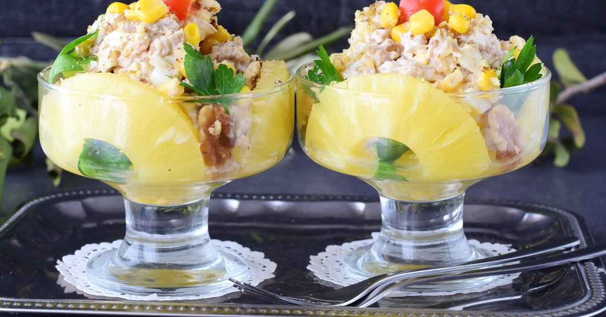 Vistas–ananasu salāti ar sieru un valriekstiem