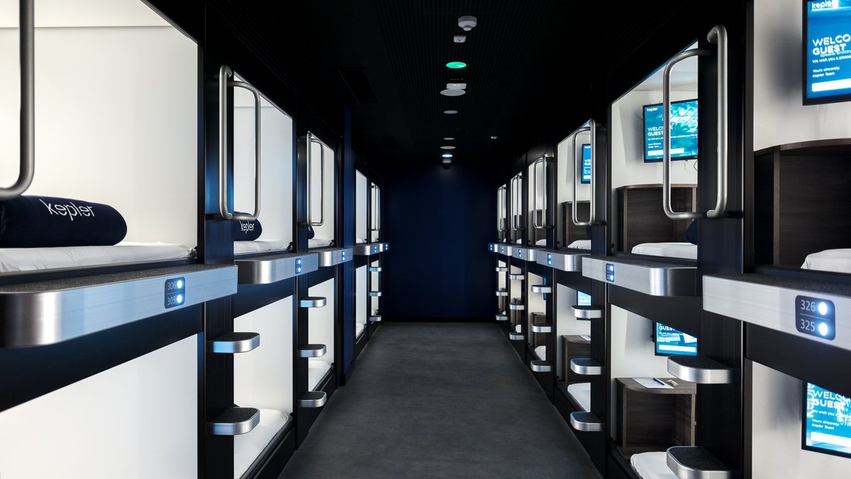 Foto: Turki Rīgas lidostā atklāj kapsulu viesnīcu, cenas vilina