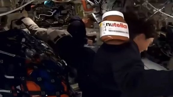 ВИДЕО. "Nutella — просто космос!" Банка шоколадной пасты попала в ...