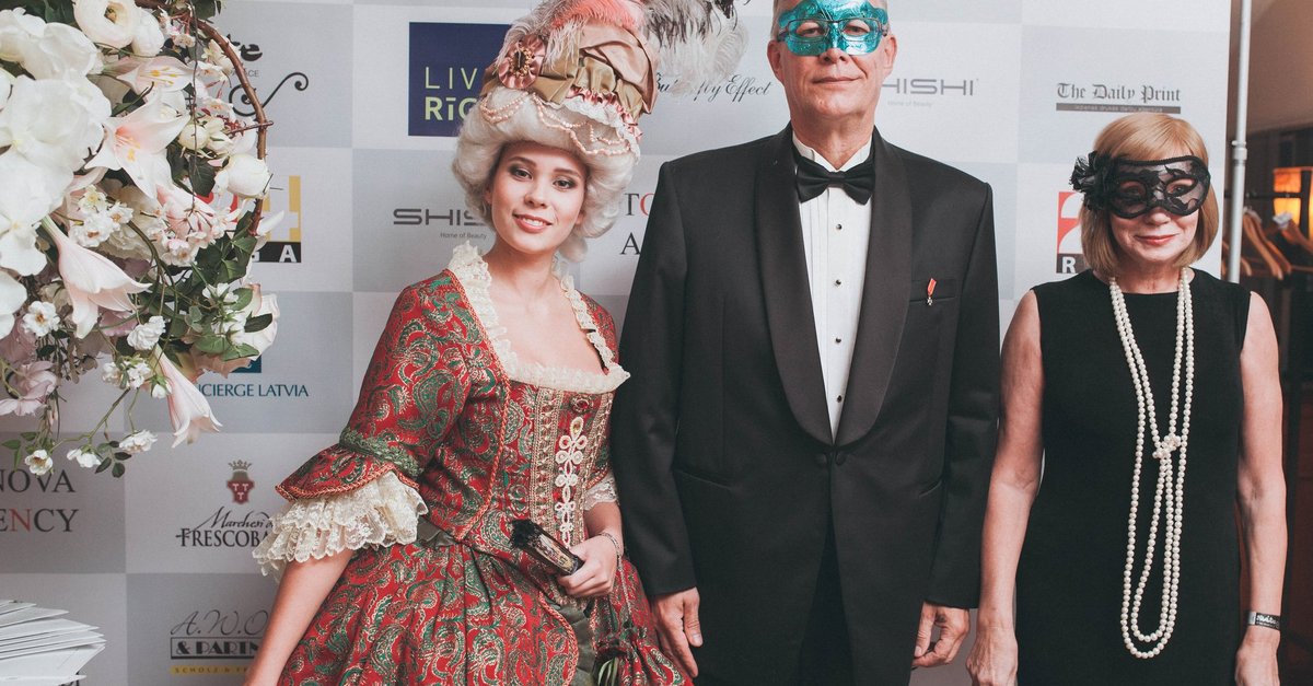 Slavenības Vecrīgā līksmo šikā labdarības ballē