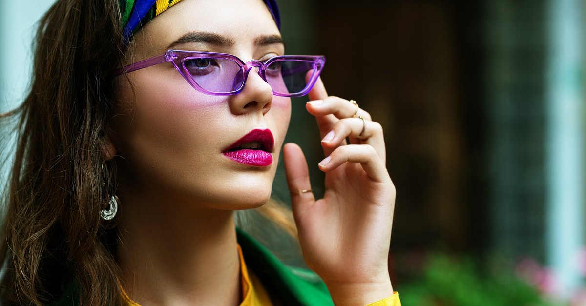 Nekārtīgs mezgls un celiņš vidū: 10 frizūru tendences rudenim