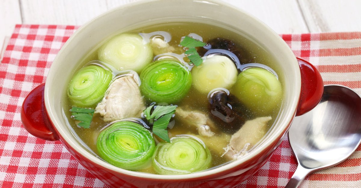 Sātīgā skotu zupa ar žāvētām plūmēm un puraviem