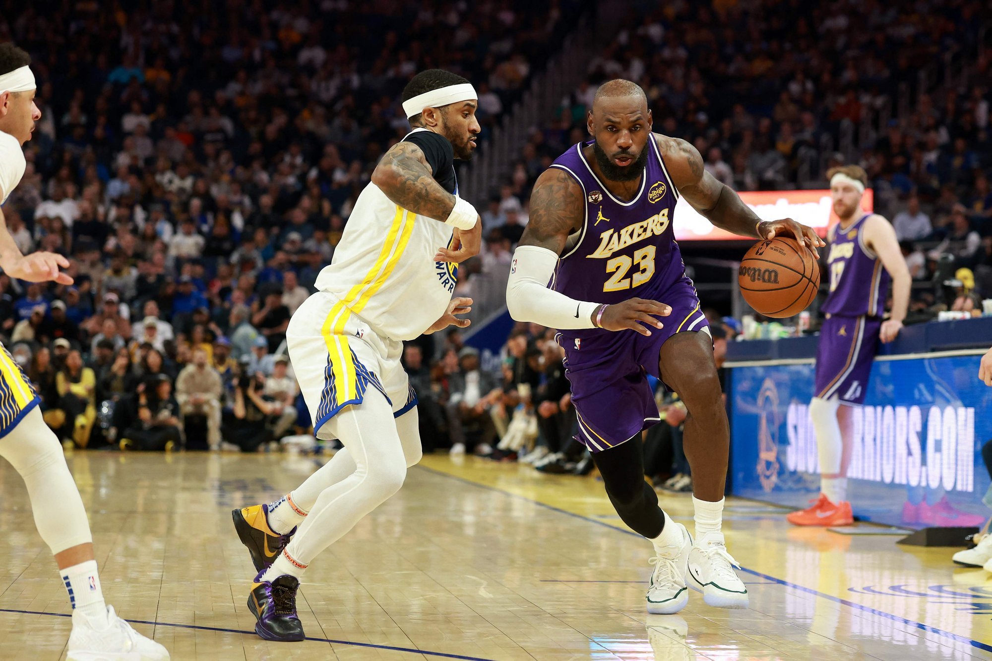 "Warriors" bez Porziņģa un Karija piedzīvo sakāvi pret "Lakers"