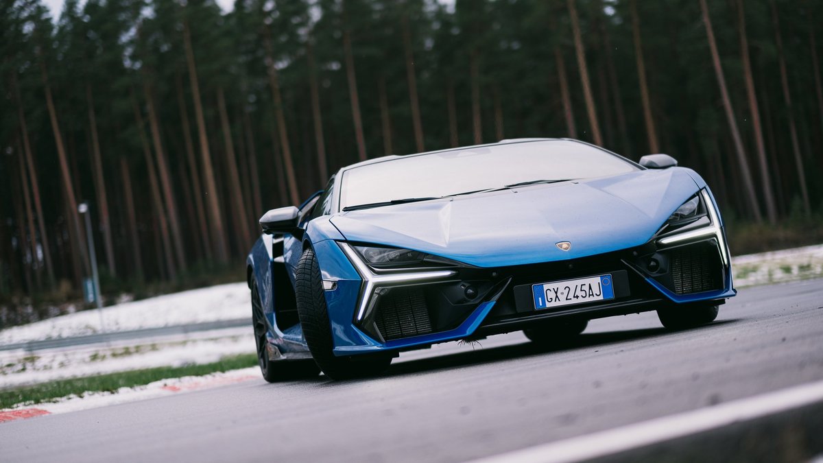 Čau, ko dari, negribi izbraukt ar visu laiku jaudīgāko "Lamborghini"?