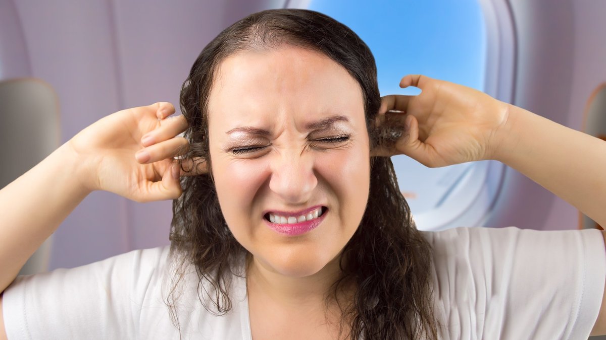 Izplatītākā kaite lidojuma laikā. Audiologs skaidro, kāpēc debesīs ...