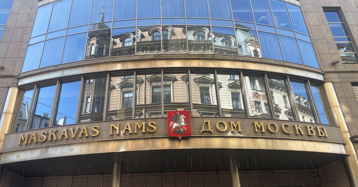 Foto: Uz ēkas Marijas ielā atgriezies uzraksts 'Maskavas nams'