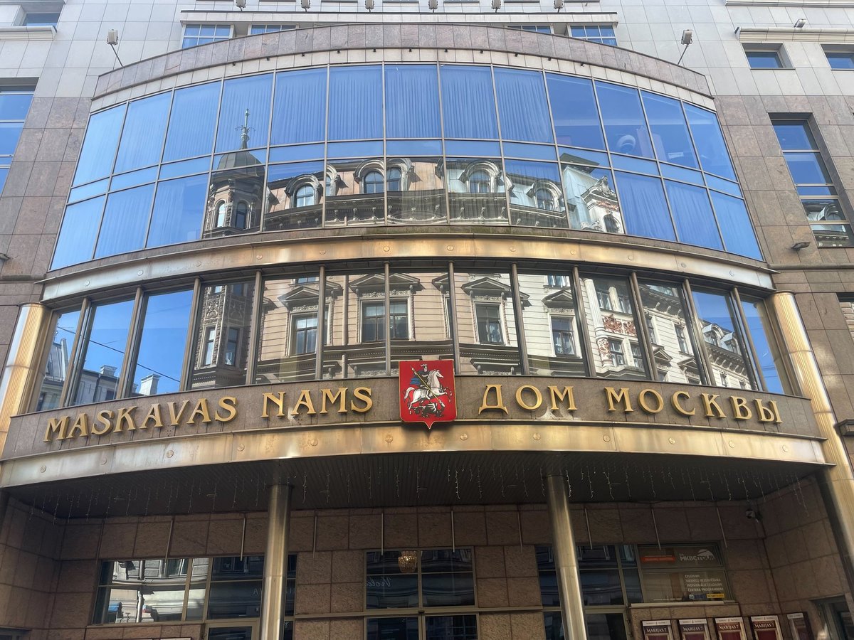 Foto: Uz ēkas Marijas ielā atgriezies uzraksts 'Maskavas nams'