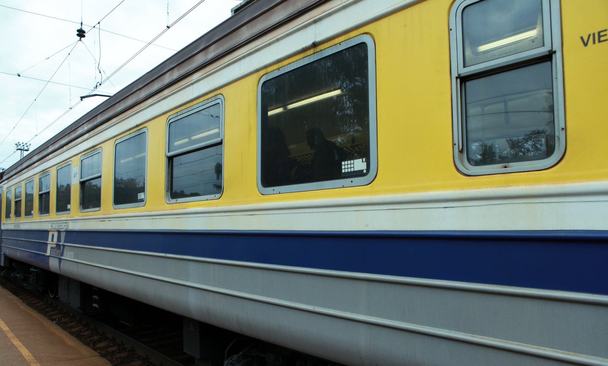 Uz sliedēm nokrituši koki aptur vilcienu satiksmi uz Saulkrastiem (satiksme atjaunota)