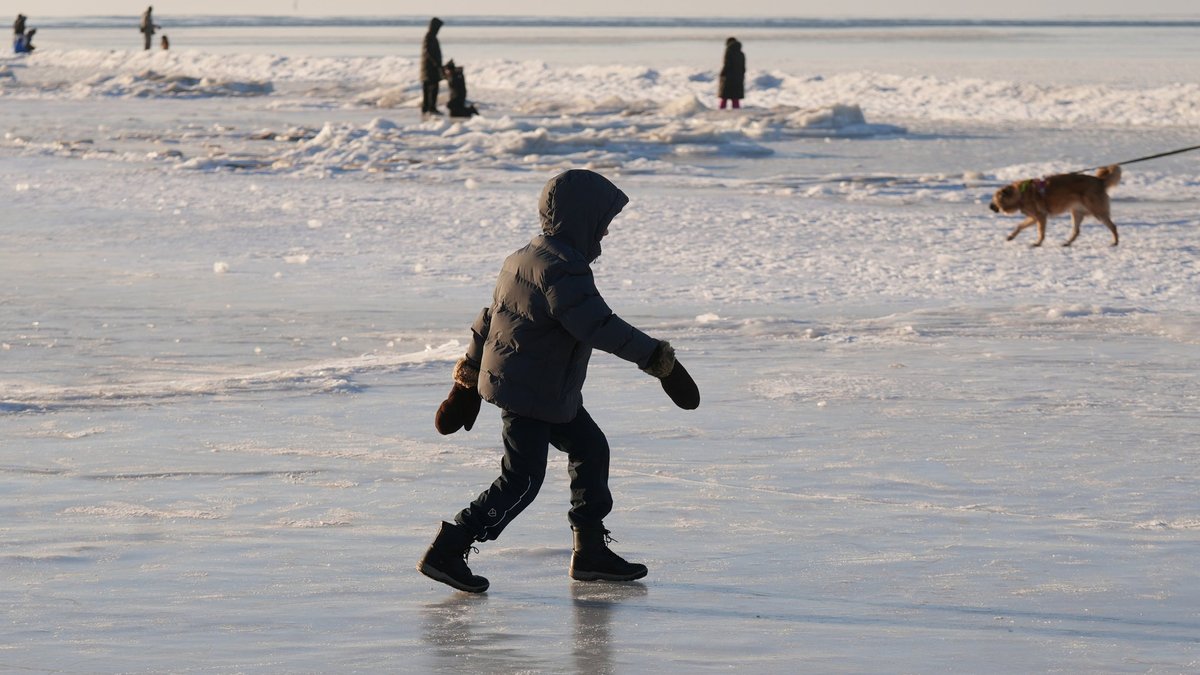 Ugunsdzēsēji izglābj uz Lielupes ledus iestrēgušas nepilngadīgas personas