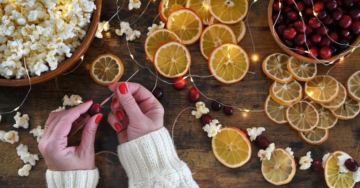 Popkorna virtenes, mākslīgais sniegs un ledus rotas: idejas ...