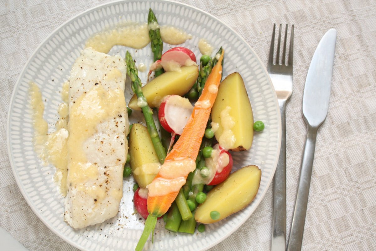 Zandarta fileja ar sviesta-mārrutku mērci un jaunajiem dārzeņiem