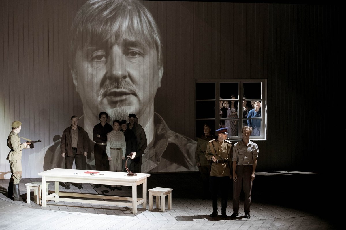 Foto: Ināra Slucka iestudējusi Aivara Freimaņa 'Katlu'