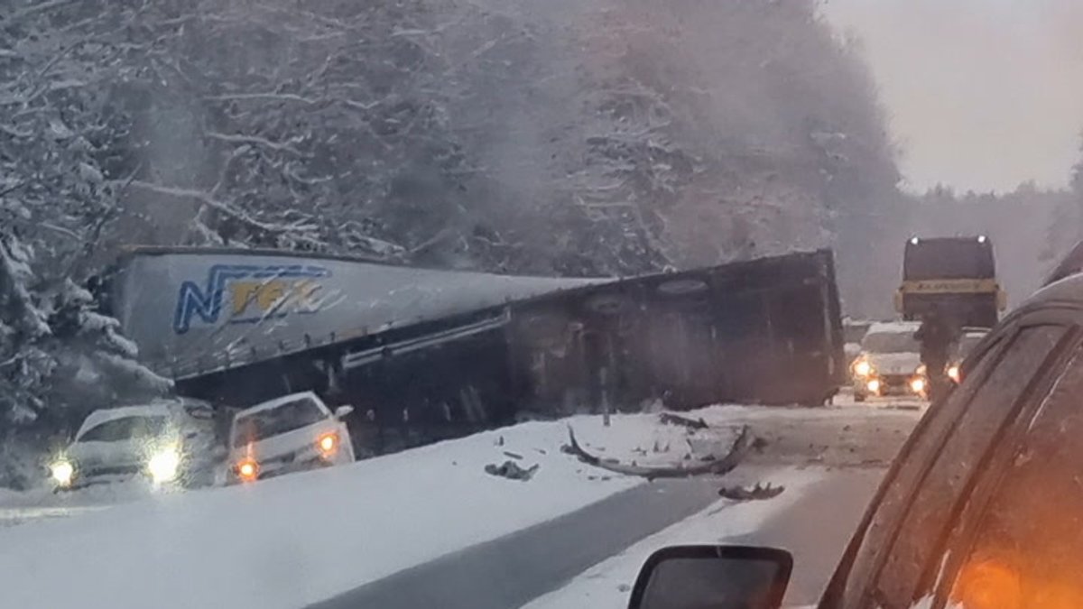 Traģiskā avārija Tukuma novadā: vieglais auto iebrauca pretējā joslā