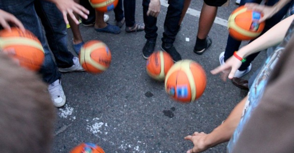 Uvis Helmanis Rīgā sāk bezmaksas basketbola treniņus jauniešiem