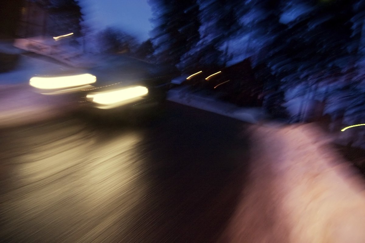 Rīgā avārijā dzīvību zaudē 'Opel' vadītājs; Smiltenes novadā apgāžas ...