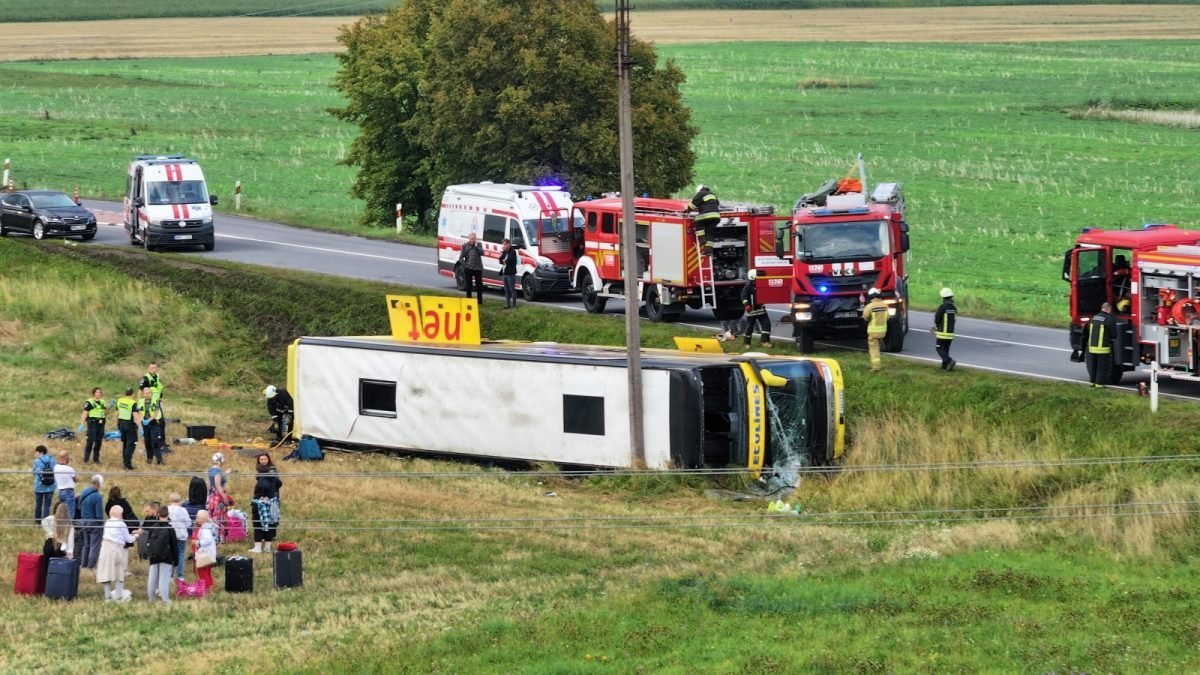 Foto: Lietuvā apgāžas autobuss Rīga-Kēnigsberga; cietuši 26 cilvēki ...