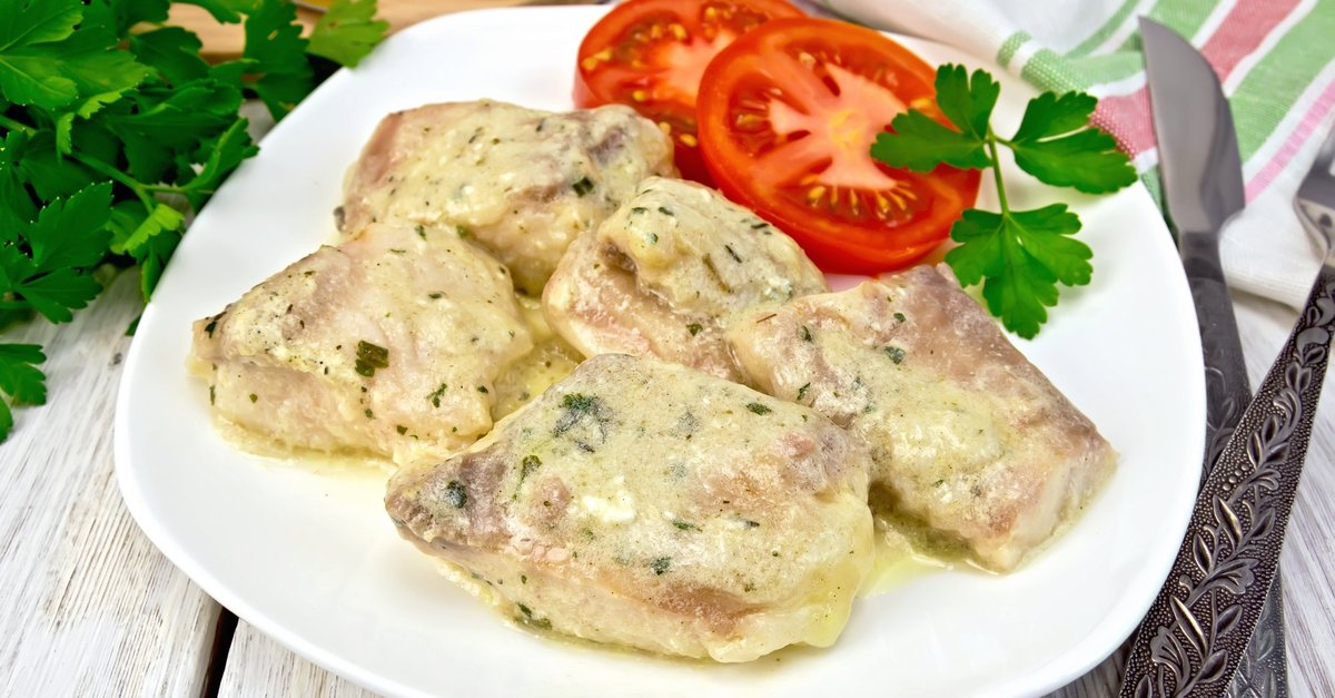 Heka fileja saldā krējuma un sīpolu mērcē