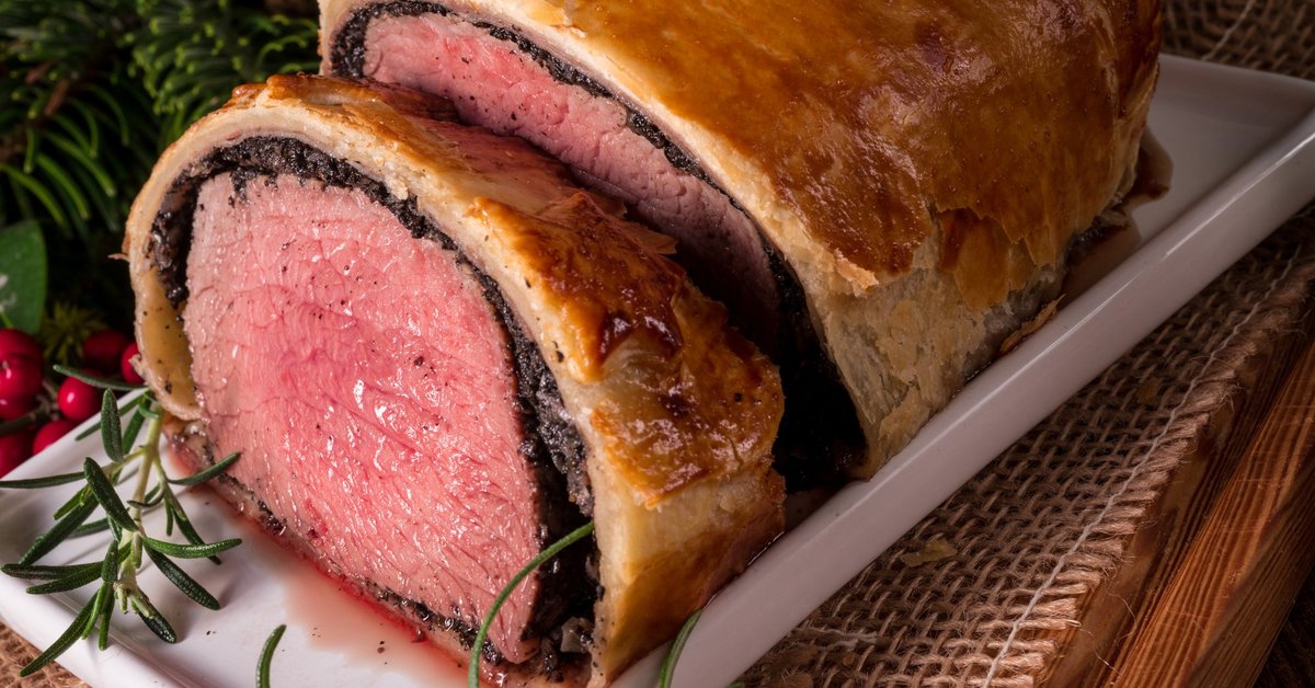 Sulīgs liellopa filejas velingtons kārtainajā mīklā