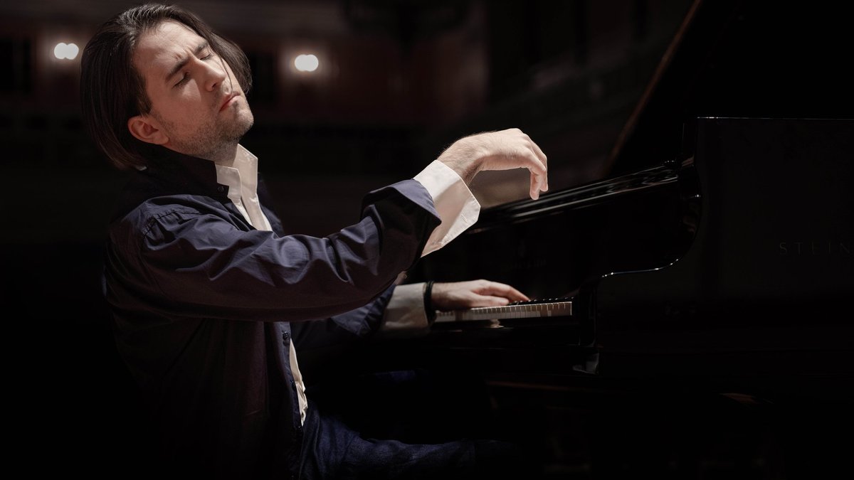 Vasaras pilnbriedā Mazajā Mežotnes pilī koncertēs pianists Georgijs Osokins