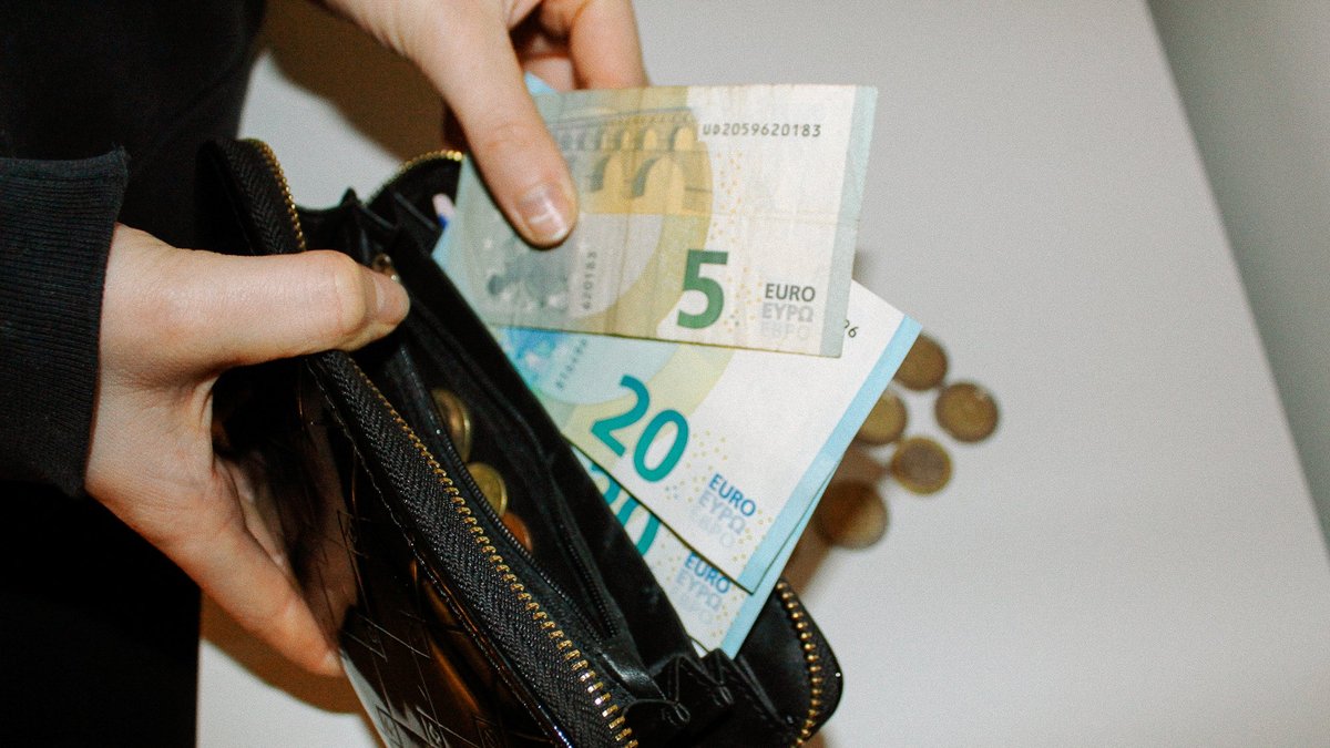 Kurzemnieces ar taksometru dodas uz Rīgu, lai krāpniekiem atdotu naudu