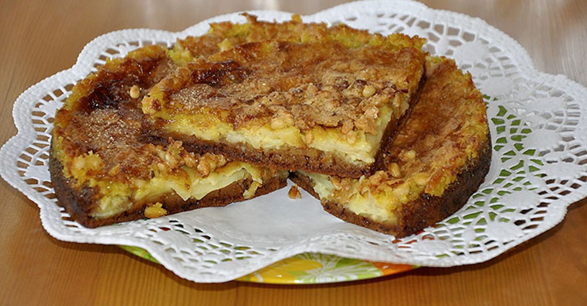 Ābolu pīrāgs ar ciedru riekstiem un brūnā cukura glazūru