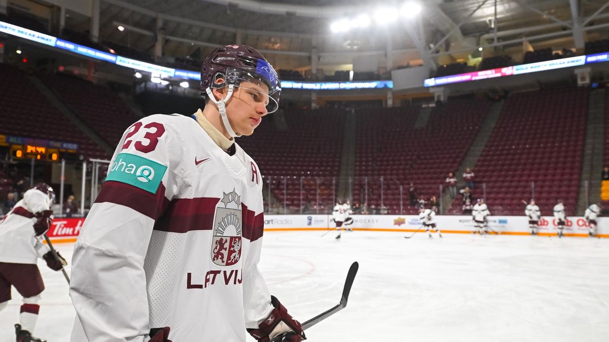 "Viņš nav bērns, viņš ir vīrietis" – Šmits U-20 čempionātā strauji ceļ ...