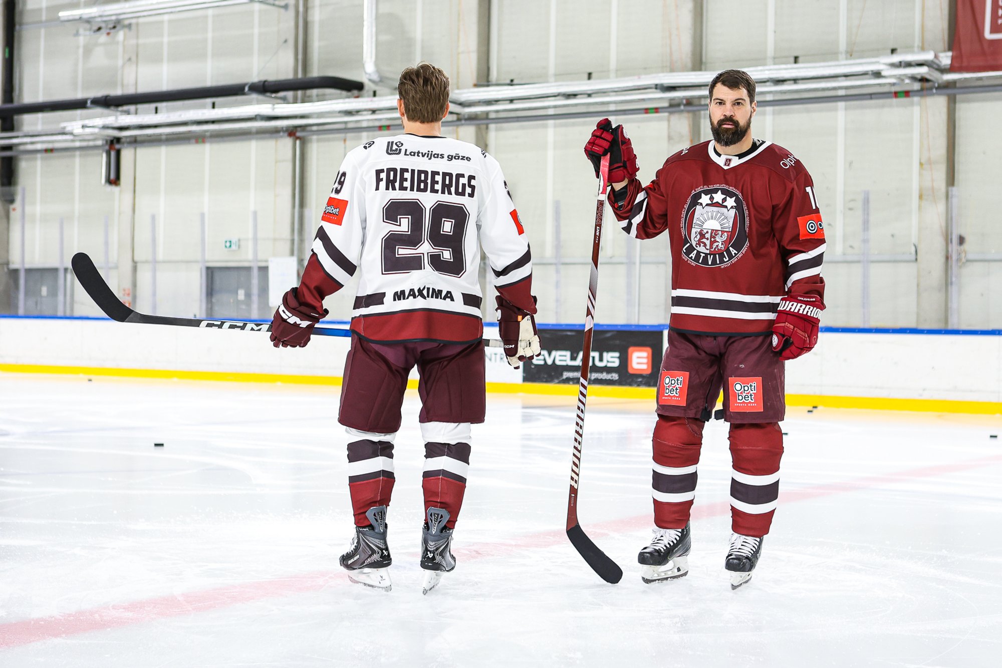 Foto: Latvijas hokeja izlase prezentē jaunos kreklus