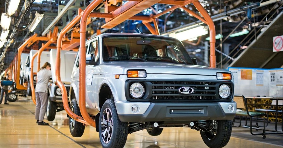 Detaļu trūkuma dēļ "Lada Niva" apvidnieku ražo tikai ar aizmugurējo ...