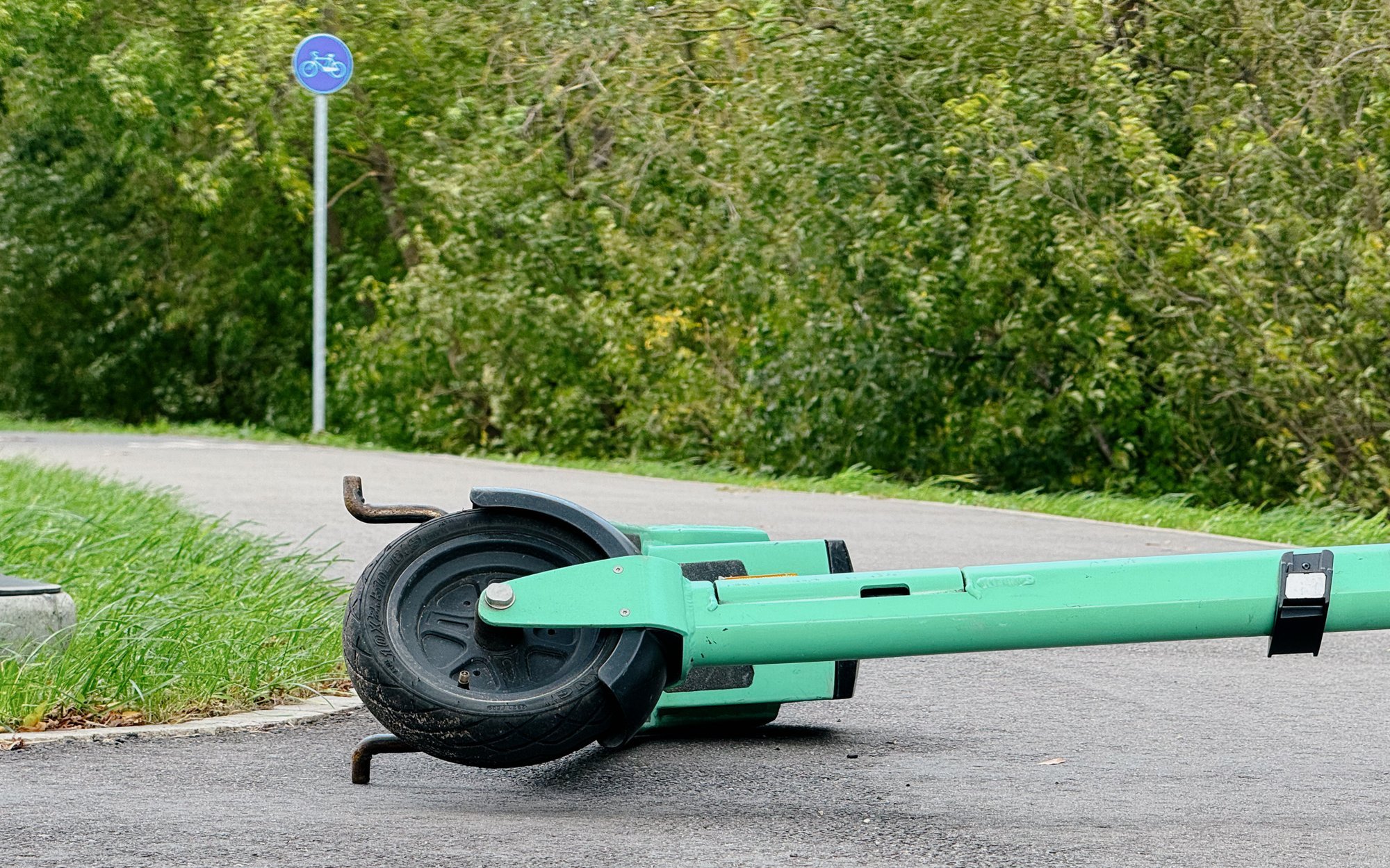 Krituši koki un norauts jumta segums – VUGD saņem izsaukumus uz spēcīgā ...