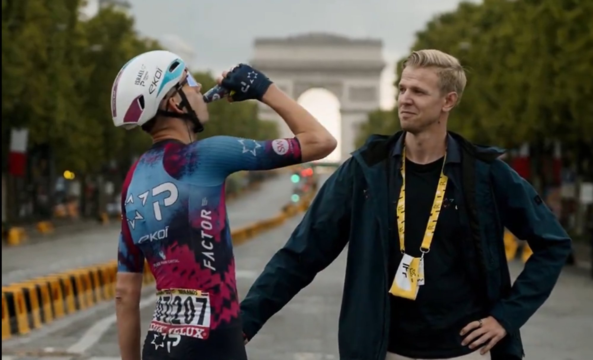 Video: Krists Neilands oriģināli atzīmē finišu "Tour de France ...