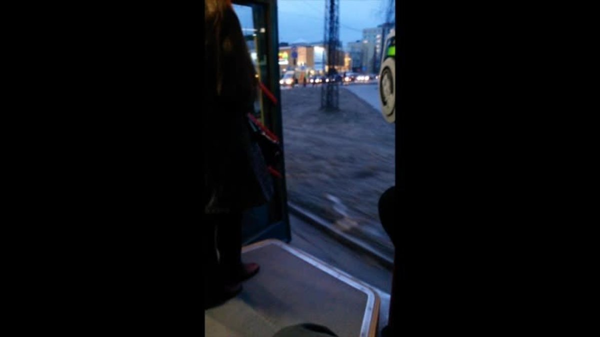 Video: 'Rīgas satiksmes' autobuss brauc ar atvērtām durvīm