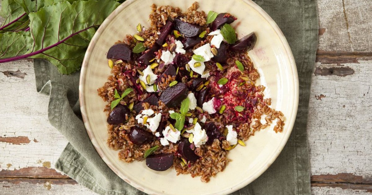 Sarkano rīsu un biešu salāti ar fetas sieru un piparmētru lapiņām