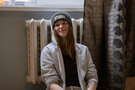 "TikTok" slavu guvusī dziedātāja STIRNA tomēr neuzstāsies "Positivus"