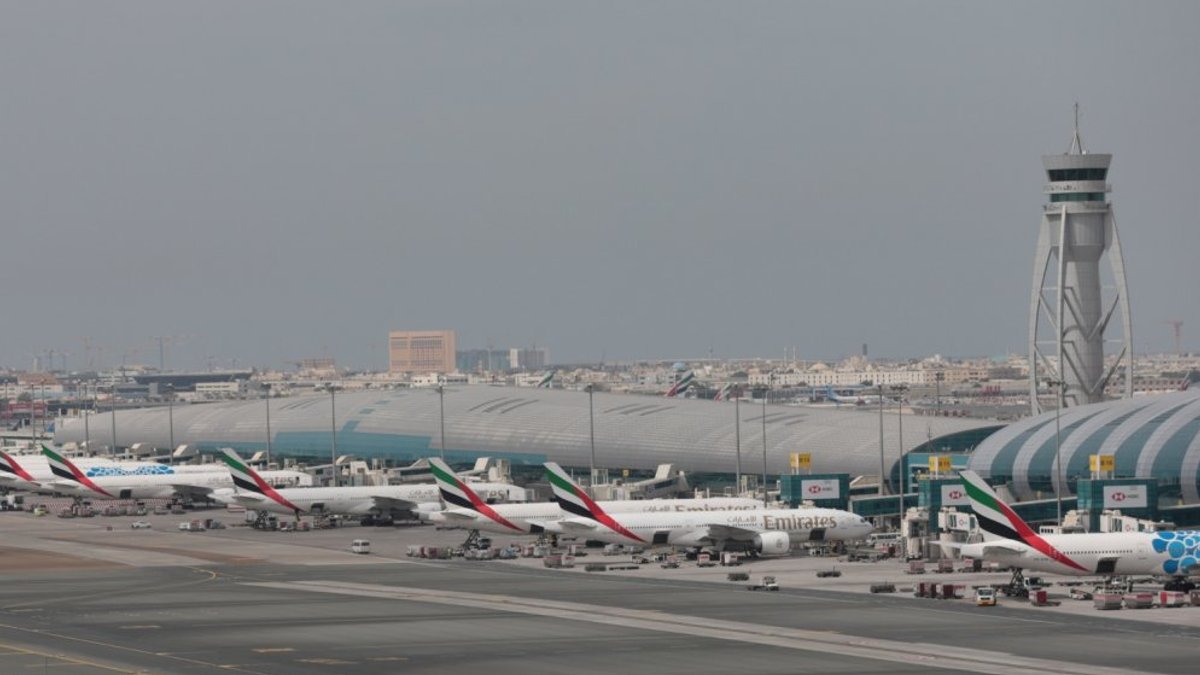 Dronu uzbrukumā Dubaijas lidostas tuvumā četri ievainoti; daļa lidojumu ...