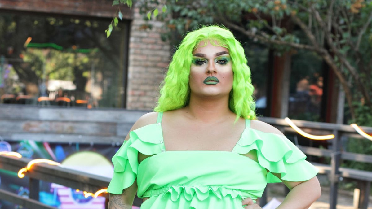 "Dragkvīns" Amuna Davis sper pirmos soļus dīdžeja karjerā