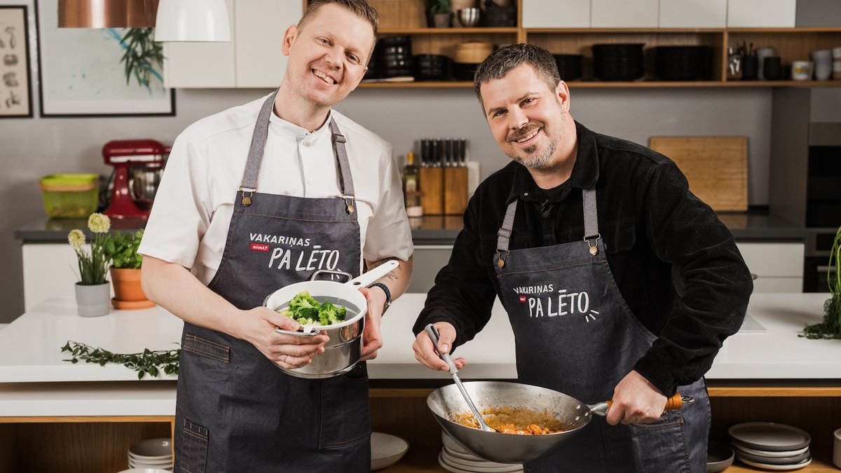 Vakariņas pa lēto: Intars Busulis gatavo cāli medus un sojas mērcē